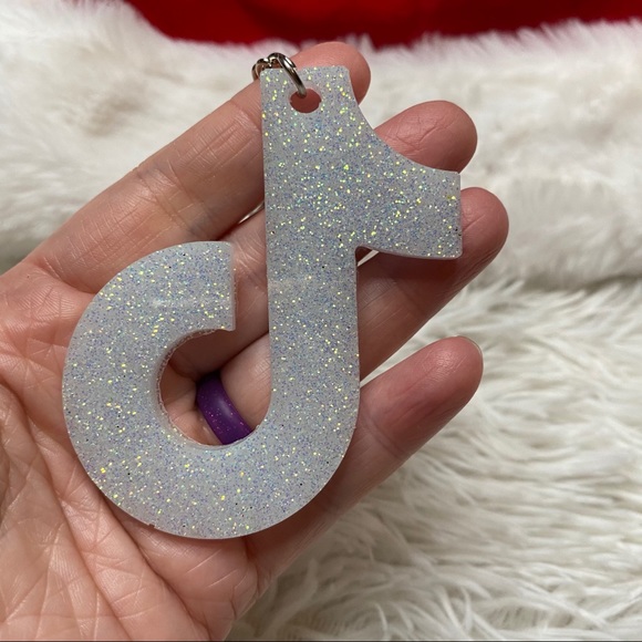 Kaella Rue | Accessories | Tik Tok White To Blue Uv Glitter Keychain ...